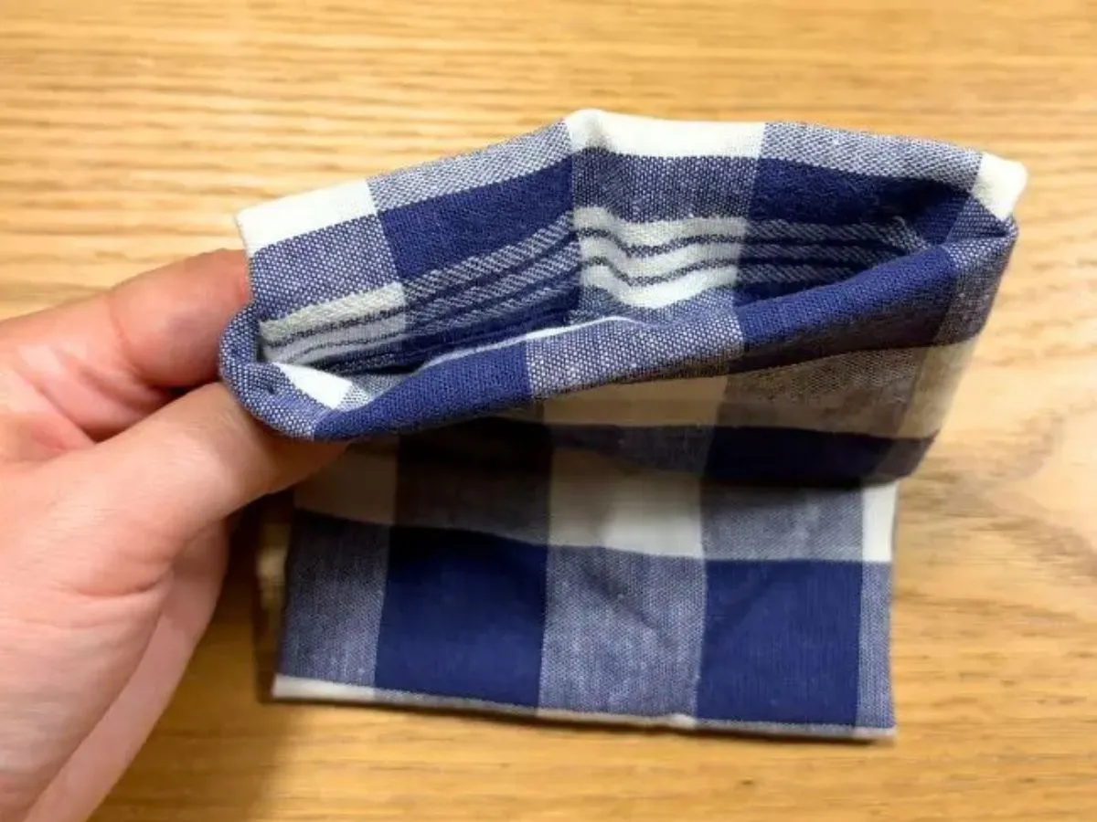 大きめのハンカチ1枚、折るだけでポーチに！ 実際に試した収納ワザで「バッグがすっきり」 – ライフスタイルメディア『grape』